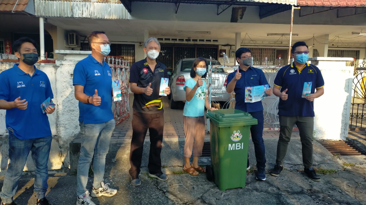 Buntong and Taman Kar King residents receive rubbish bins from Ipoh ...